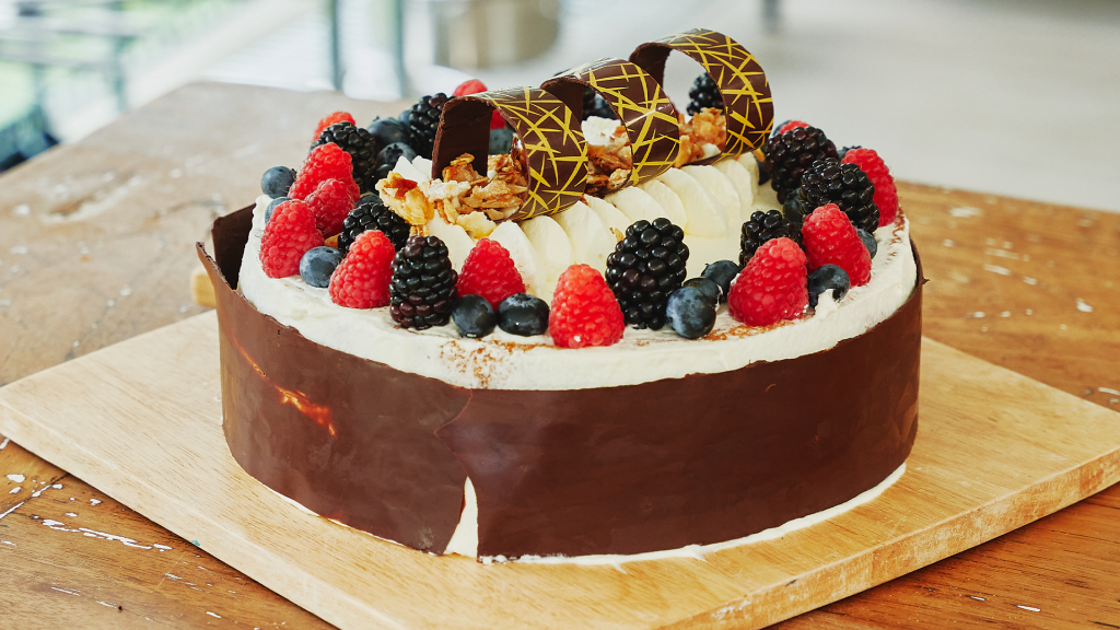 Slagroomtaart met een choco strik - Heel Holland Bakt