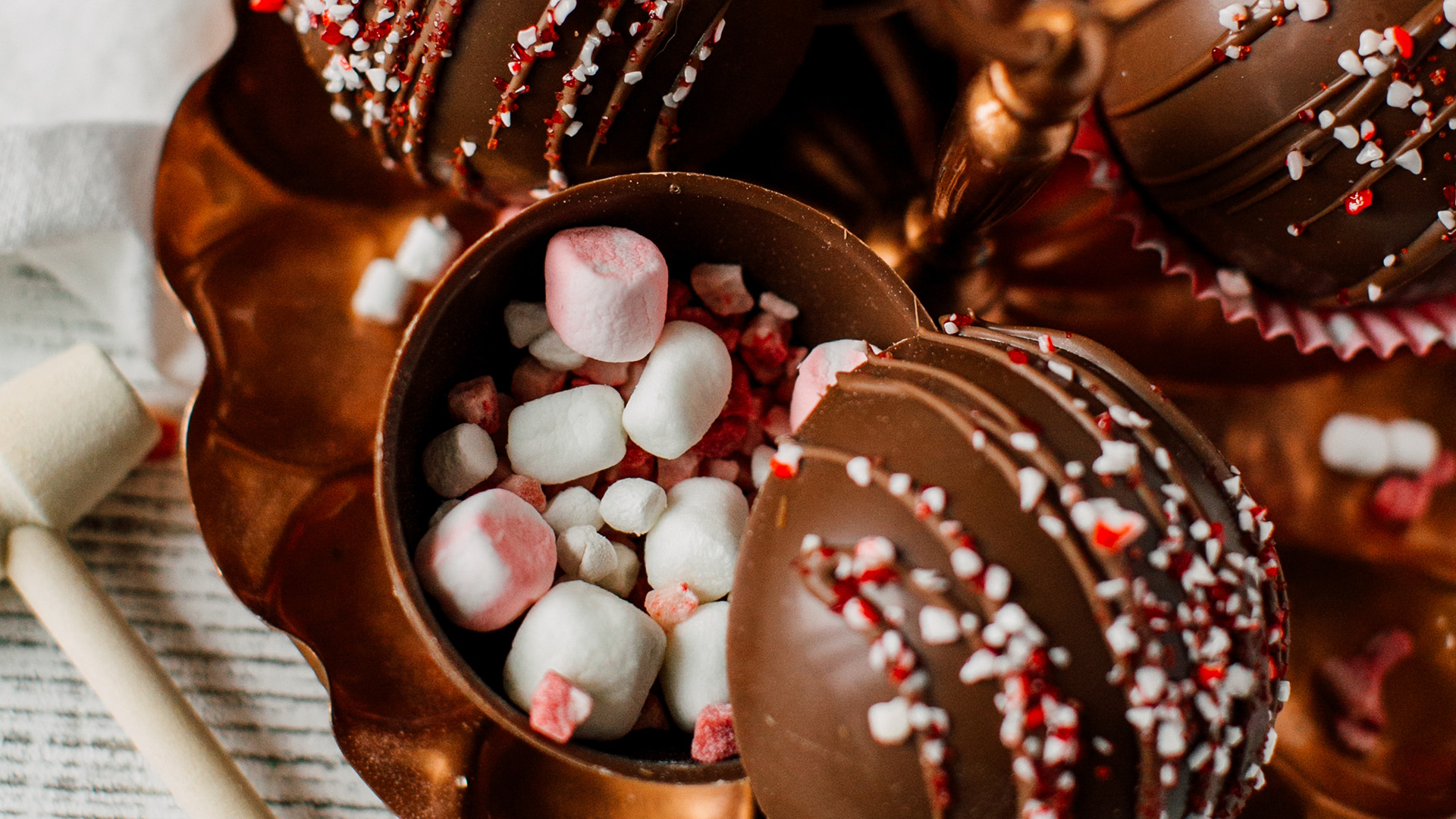 Zo maak je zelf chocolademelk met chocolate bombs