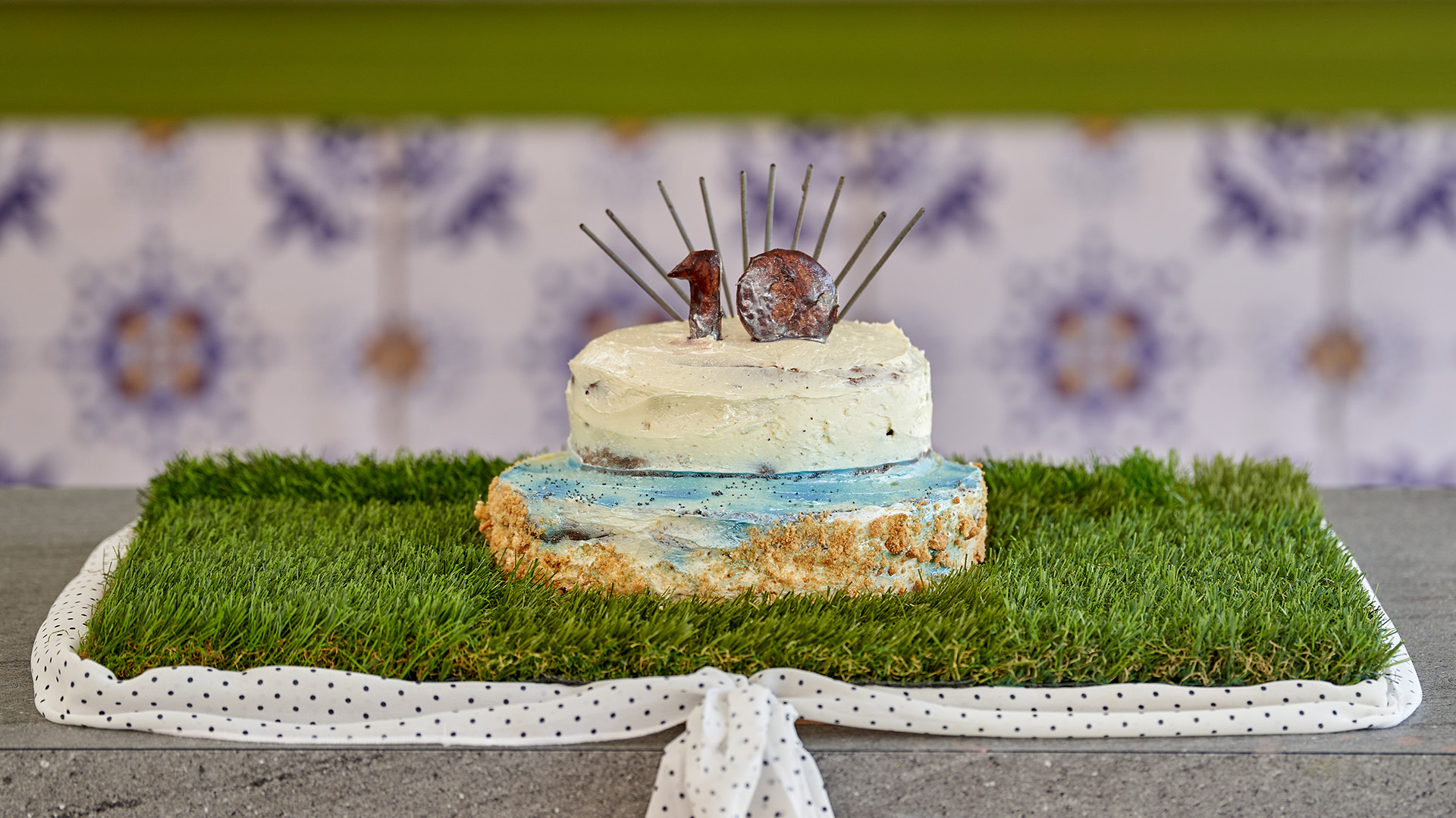 Taart met yoghurt cake en tonkabonen - Heel Holland Bakt