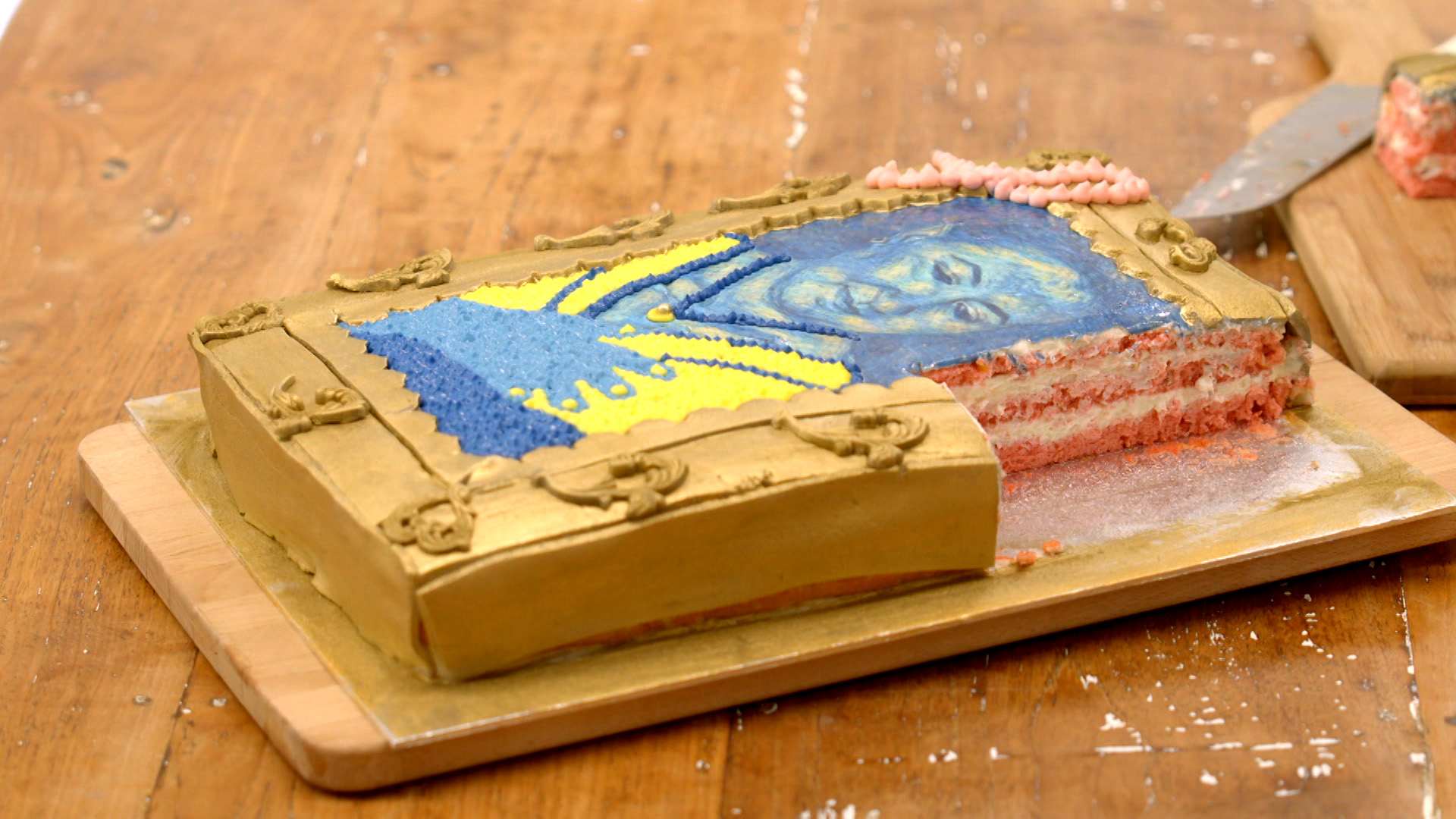 Biscuittaart met tonkaboon en eetbaar papier - Heel Holland Bakt