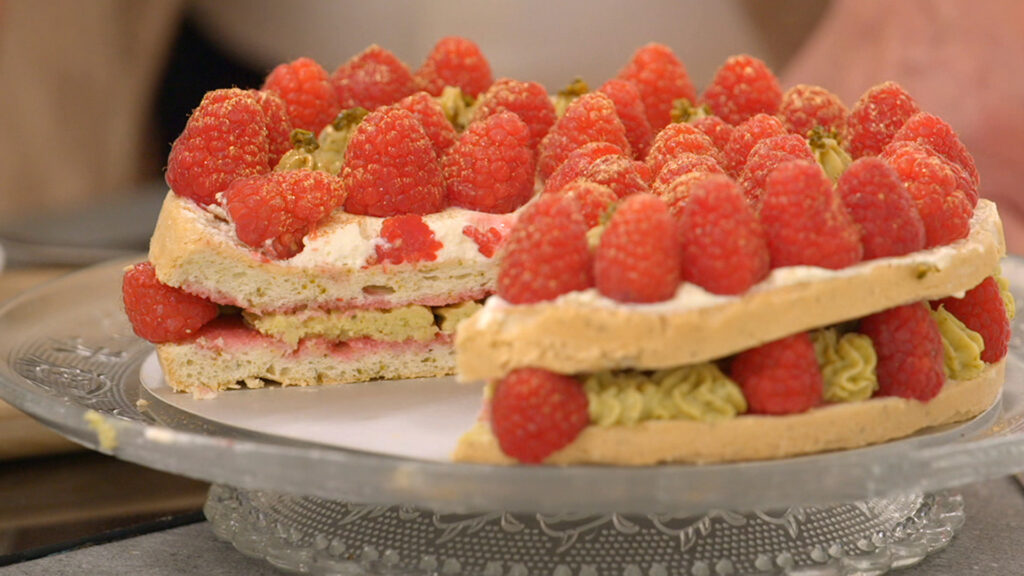 Witte chocoladetaart met pistache - Heel Holland Bakt