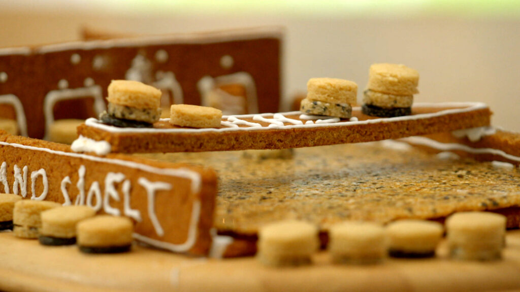 Sjoelbak van gemberkoek en nougat - Heel Holland Bakt