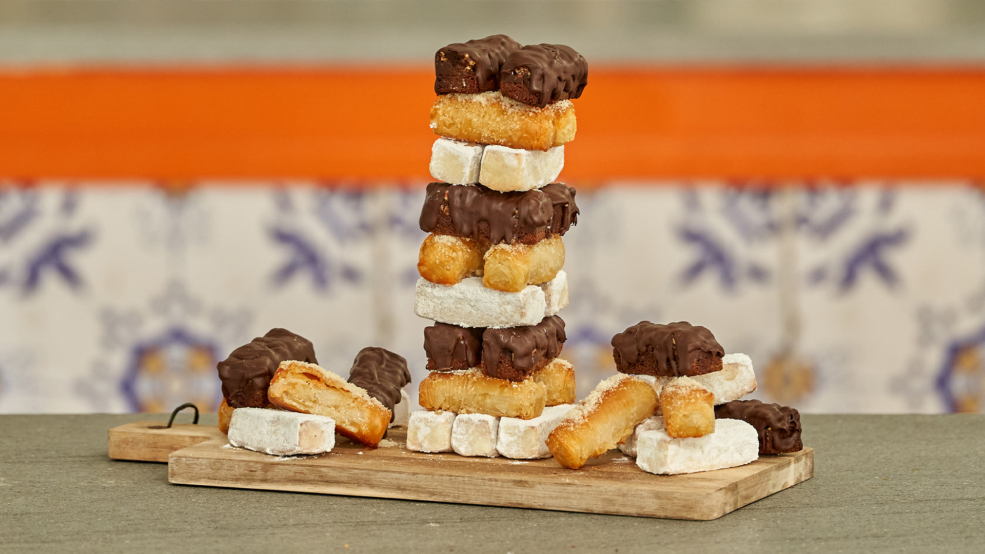 Koekjestoren van drie soorten koek - Heel Holland Bakt