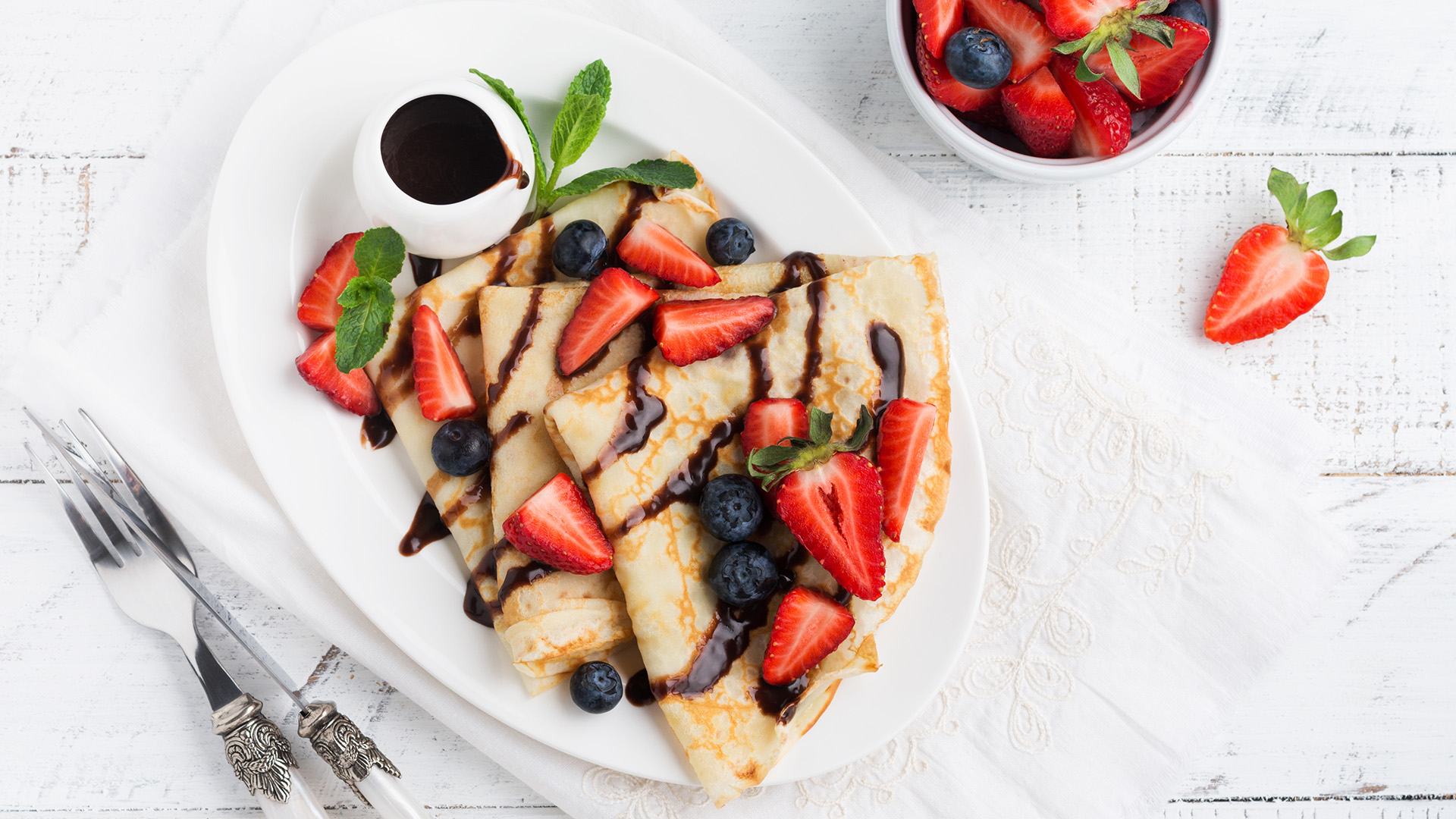 Zo bak je de lekkerste crêpes (met aardbeien) - Heel Holland Bakt