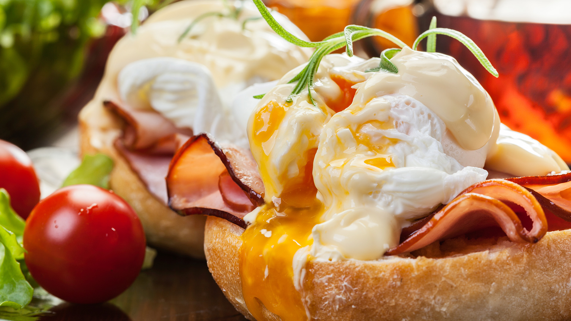 Simpele eggs benedict om te maken op zondagochtend