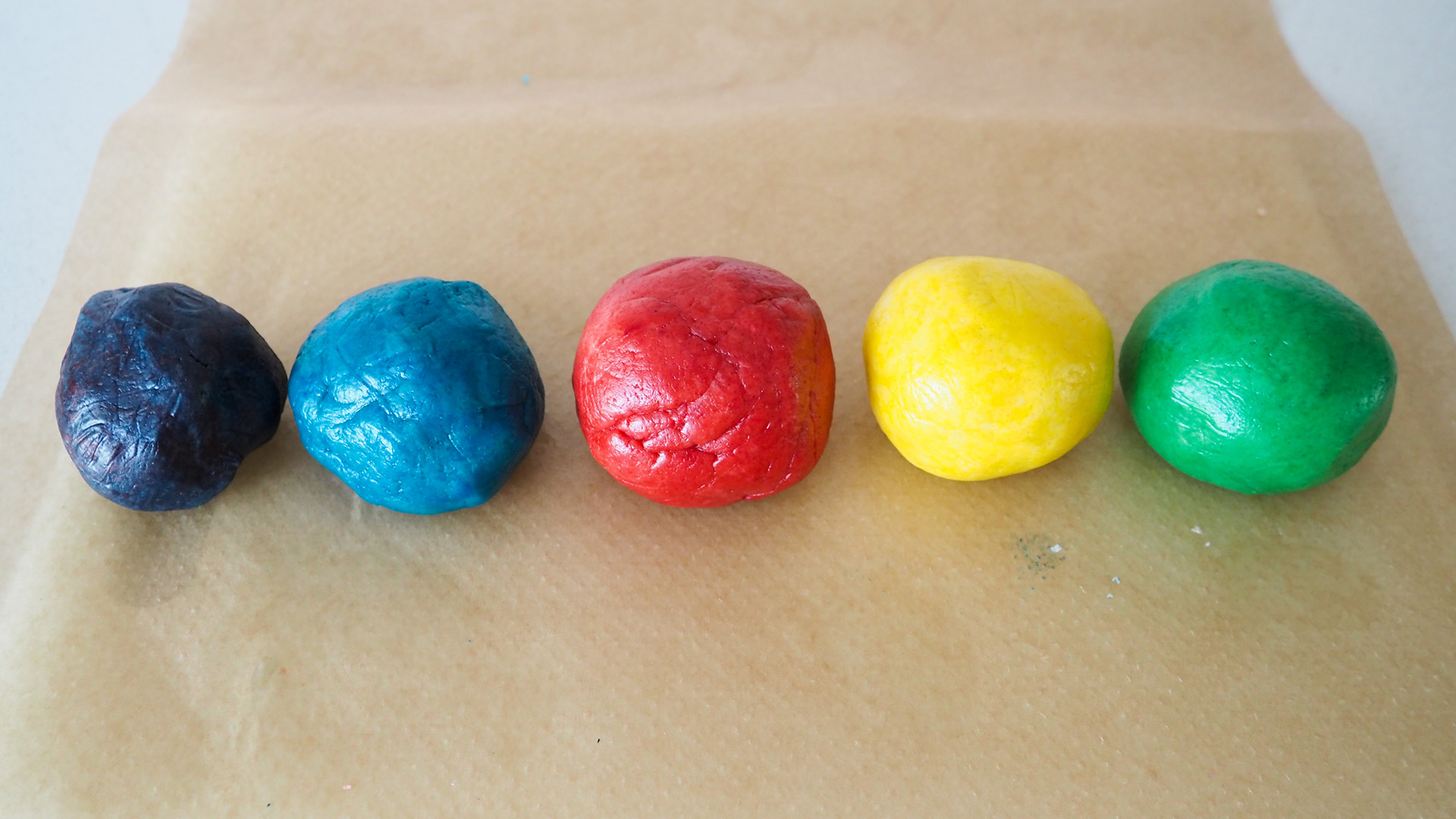 Zo bak je regenboogkoekjes met kinderen