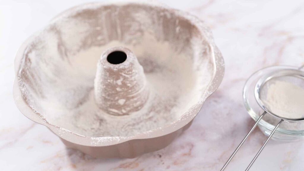 Hoe kun je je bakvorm het beste invetten? - Heel Holland Bakt