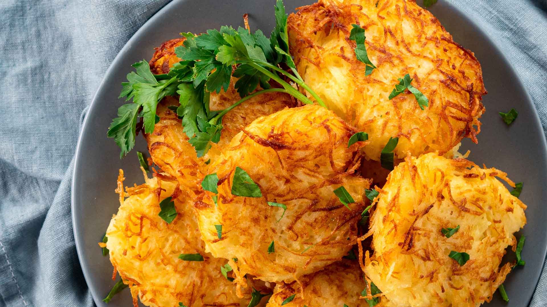 Bakken voor Chanoeka: vier het lichtjesfeest met latkes en soefganiot
