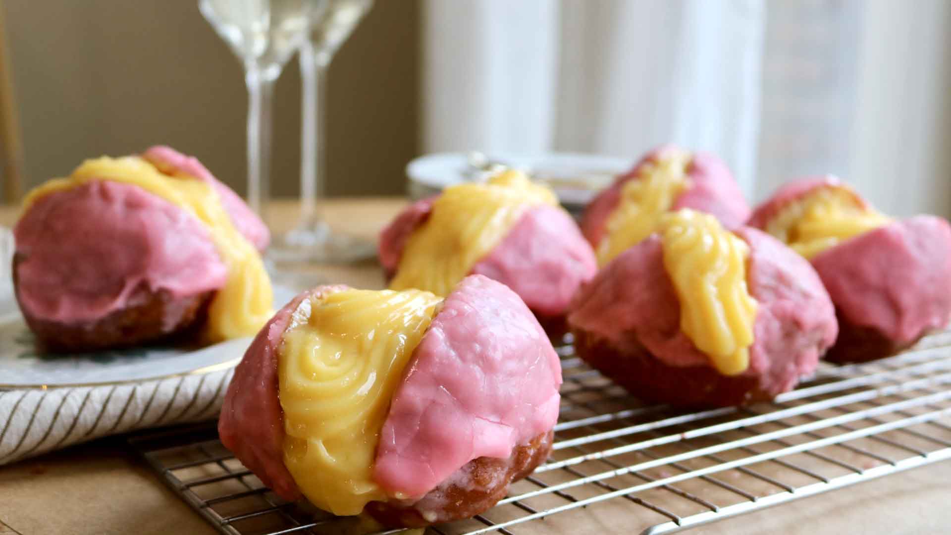 Het recept voor het maken van bolpoucen: Tompouce Oliebollen