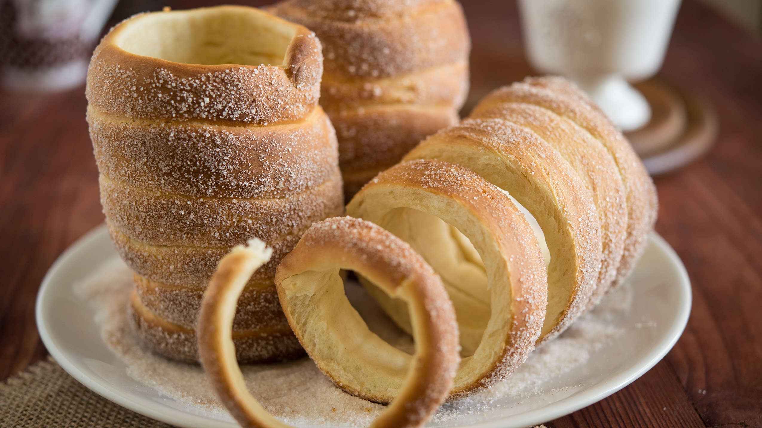Dit is chimney cake en zo maak je het - Heel Holland Bakt