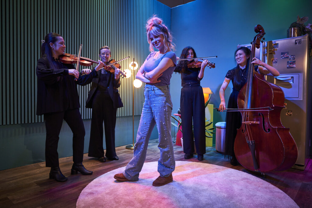 Jörgen Raymann en Sylvana IJsselmuiden maken een champagnetaart in ...