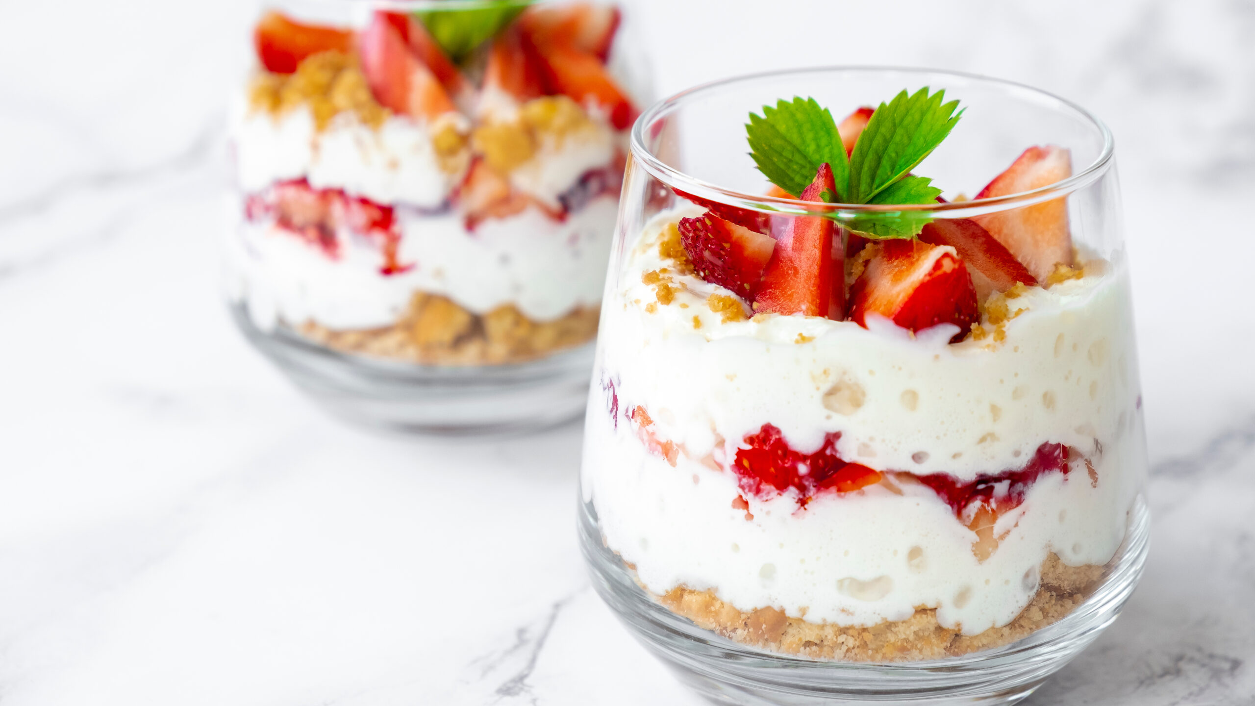 Zomerse aardbeien cheesecake in een glaasje - Heel Holland Bakt