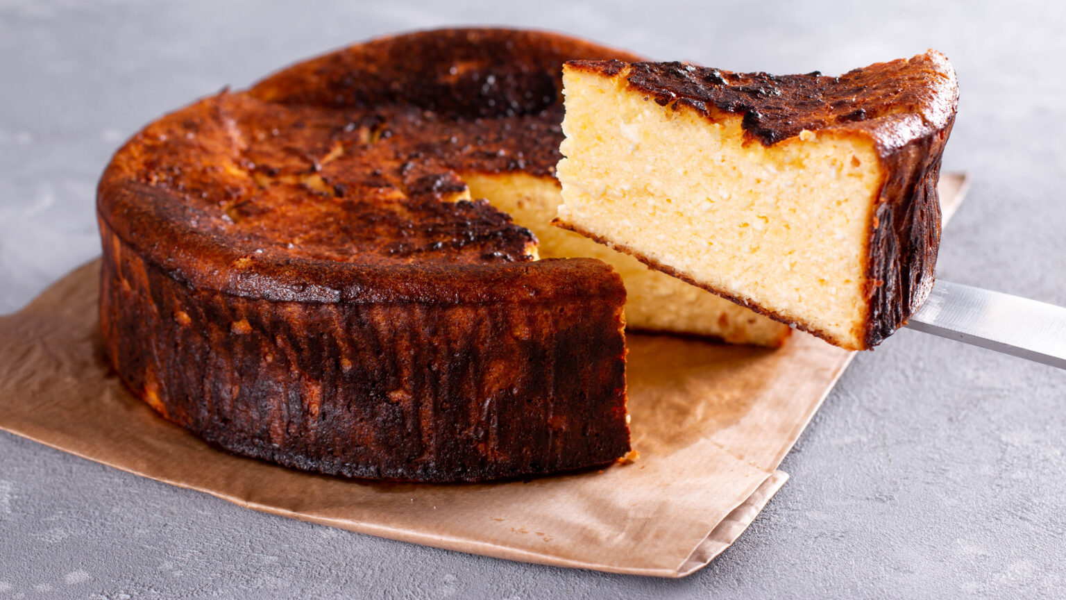Zo maak je zelf de Baskische burnt cheesecake - Heel Holland Bakt