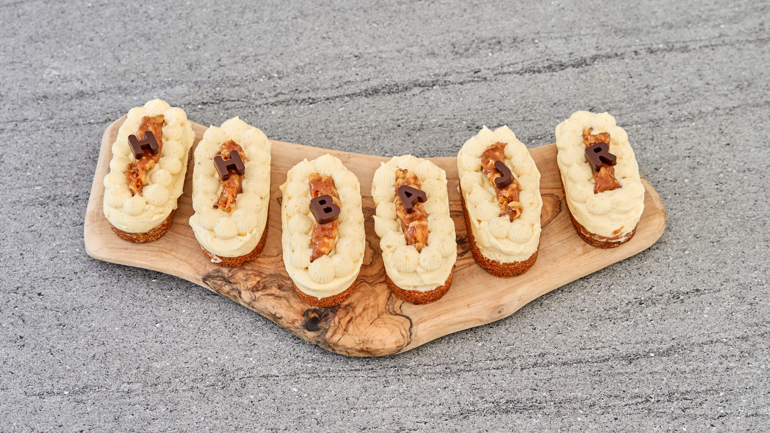 Slofjes met sinaasappelroom en walnoot miso-karamel - Heel Holland Bakt