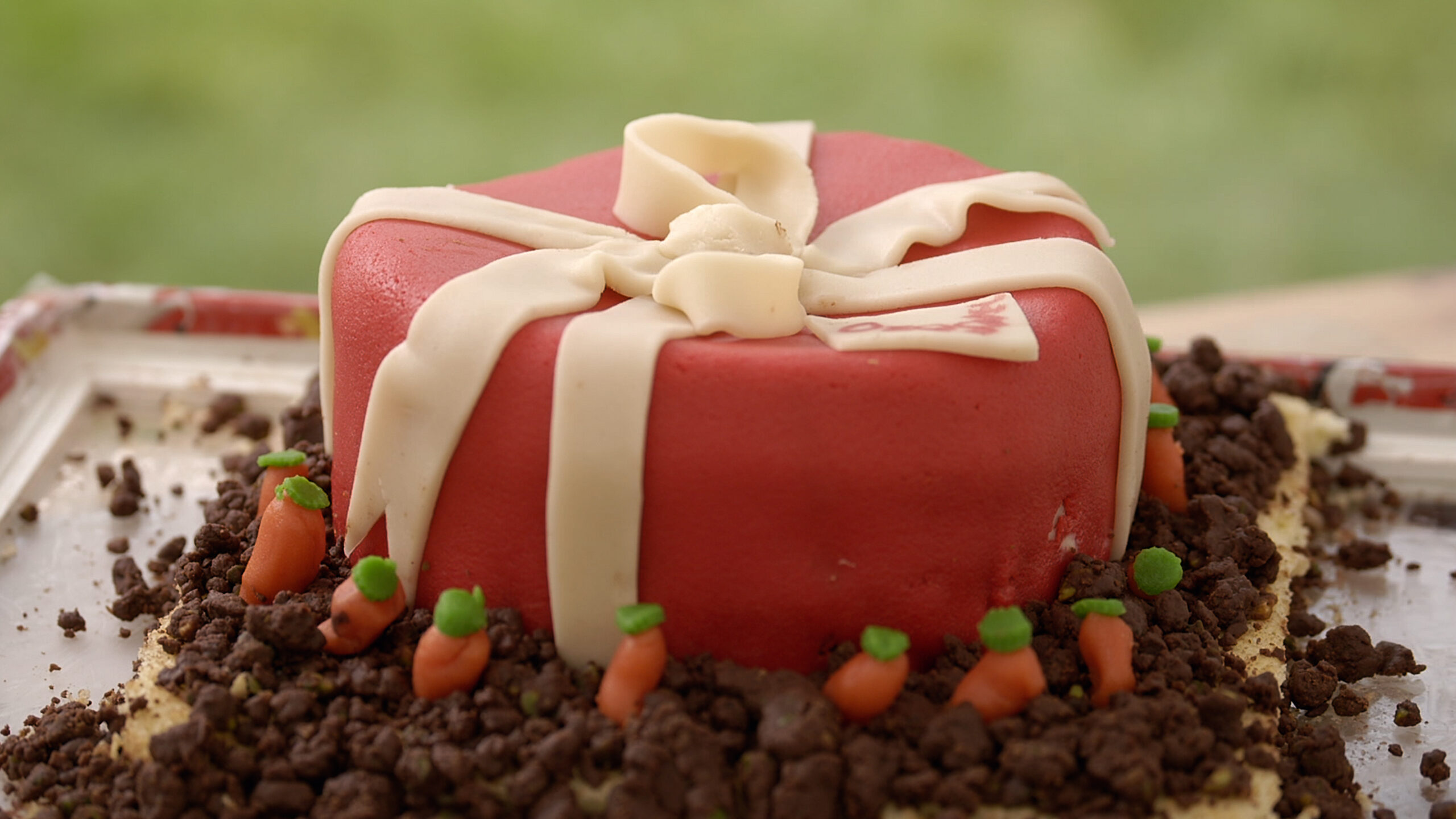 Pakjestaart van carrot cake met gekarameliseerde pecannoten - Heel ...