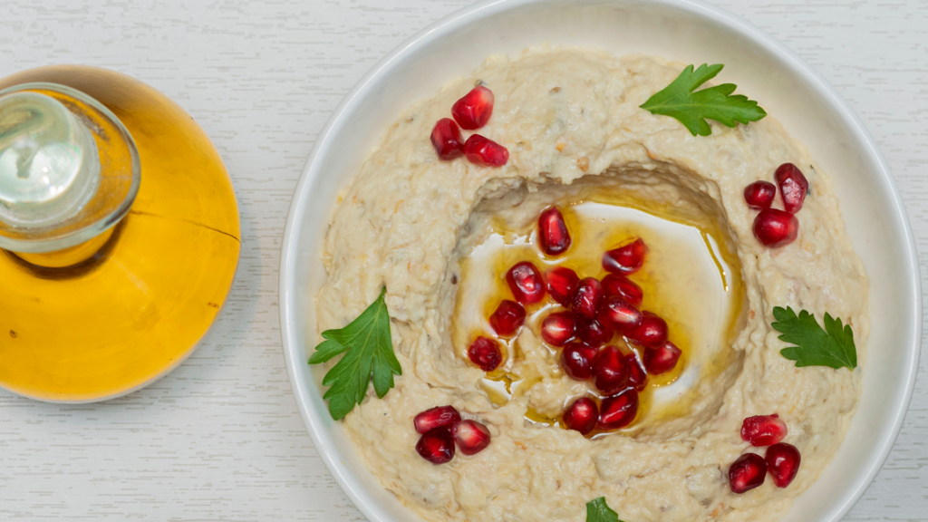 Mutabal: een zachte en romige aubergine dip - Heel Holland Bakt