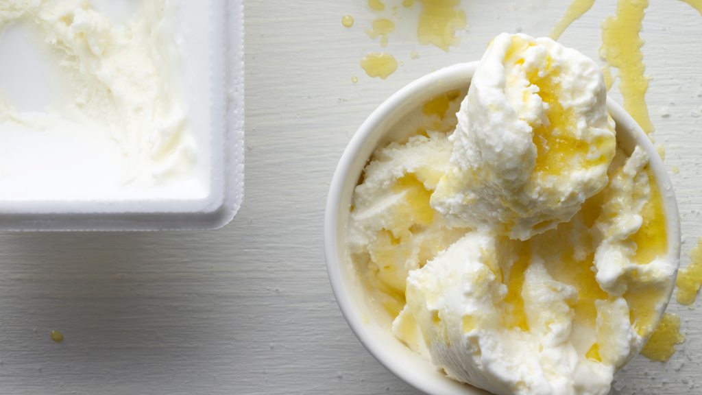 Vanille-ijs met olijfolie en gebakken dadels - Heel Holland Bakt