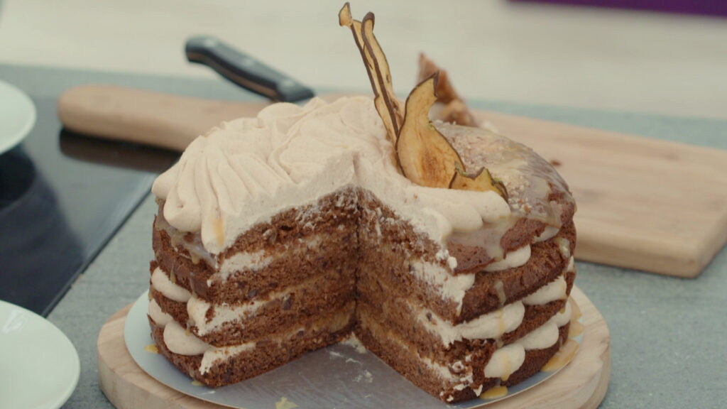 Sticky toffee cake met chai en peer - Heel Holland Bakt