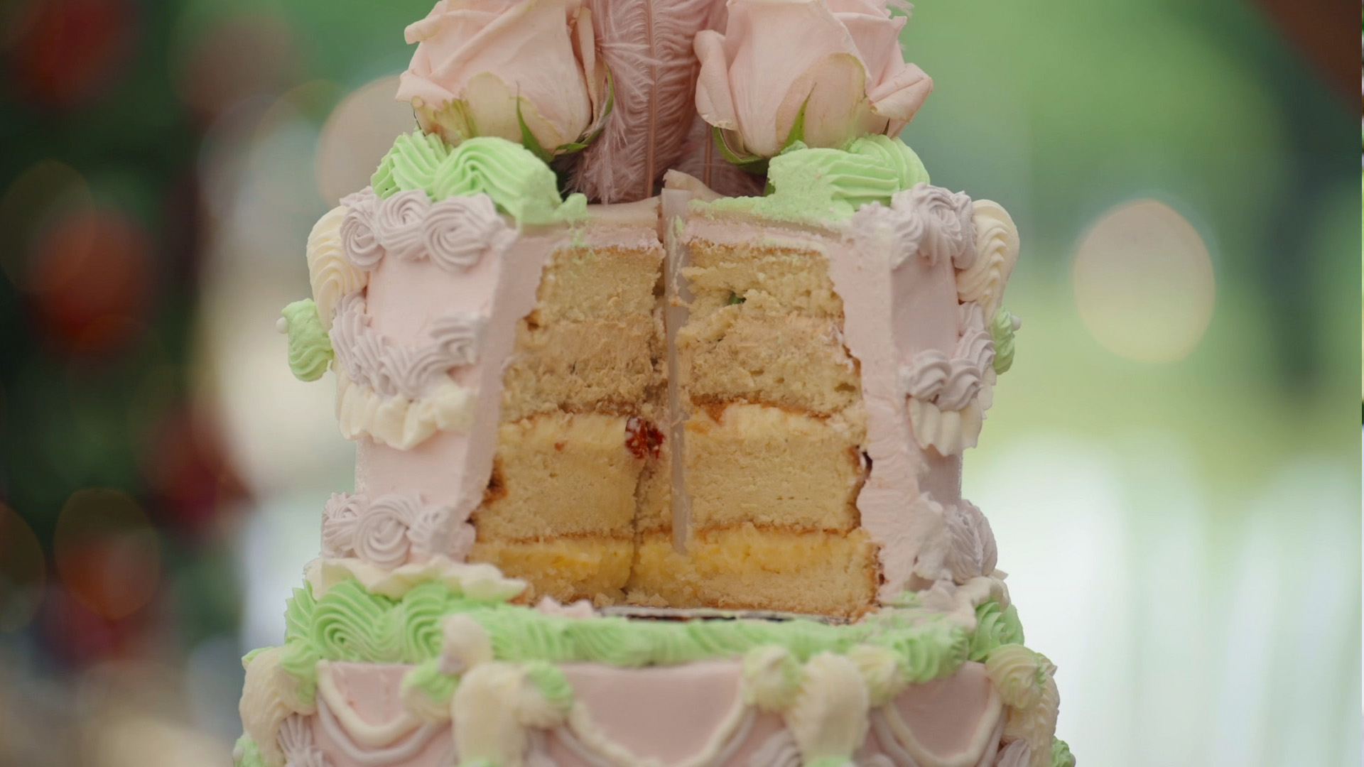 Marie Antoinette taart met lemon curd en walnootpraliné - Heel Holland Bakt