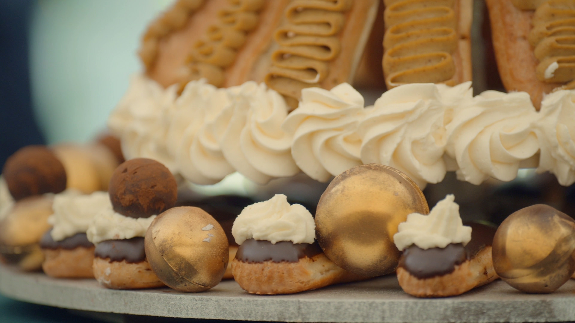 Eclair kerstboom met champagne-citrus en framboos-pistache - Heel ...